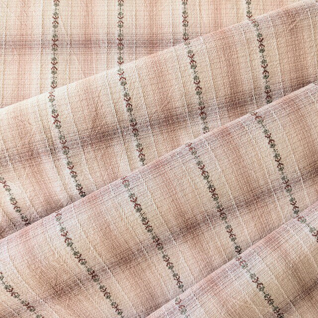 サイズ 幅112センチ 素材／材質 綿100％ 特徴 ●新潟産地特有の織りと仕上げにより、絶妙な風合いをかもし出しています。 ●二重ビームでストライプの小花の可愛らしさと、重厚感を表現しています。 ご注文 ●表示価格は10センチの価格です。...