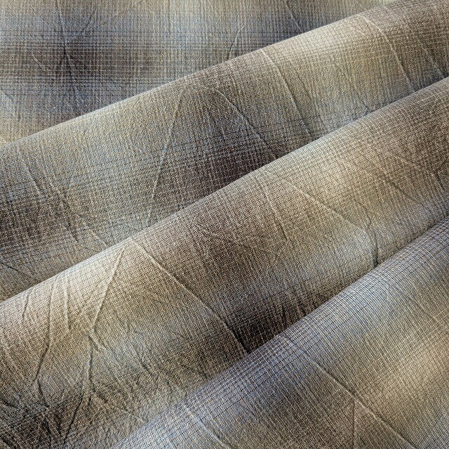 サイズ 幅112センチ 素材／材質 綿100％ 特徴 ●新潟産地特有の織と仕上げにより絶妙な風合いをかもしだしています。 ●経糸、緯糸とも4色使用により生地の重厚感と上品さを表現しています。 ご注文 ●表示価格は10センチの価格です。 ご注...