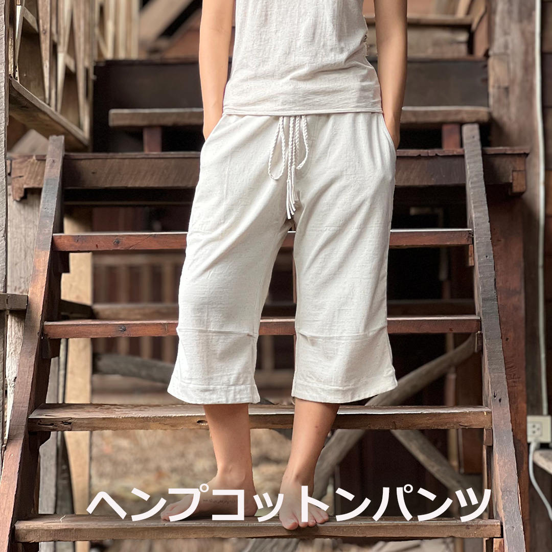 厚手ヘンプコットンで作ったたっぷりサイズのハーフパンツ ウエストからヒップにかけてゆったりサイズで作ったメンズのハーフパンツです。 ひざあたりにタックがはいっており、後ろ側は切り替えになっているので、ほんのり裾が広めのラインになっています。...