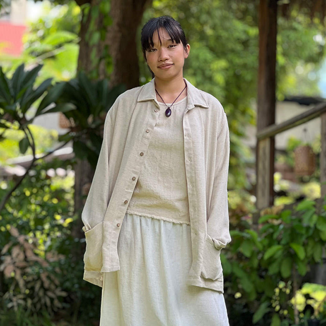 麻100%のフリンジロングスリーブシャツ 麻100%の快適な生地で作ったワイルドなフリンジロングスリーブシャツです。 大きなポケットがとても便利でカーディガン風にも着れて、男女兼用でも着れますよ〜。 モデル身長：159cm 商品詳細 ○サイ...