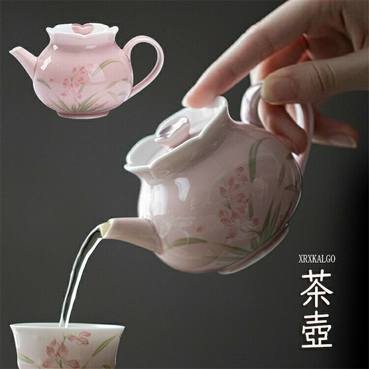 こちらの磁器製急須は、165mlの容量で、手描きデザインと上品なピンク色が魅力的です。 機能性にも優れており、日常使いやティータイムに最適です。 来客時のおもてなしにも適しており、お祝いや記念日のプレゼントとしても人気があります。 母の日に...