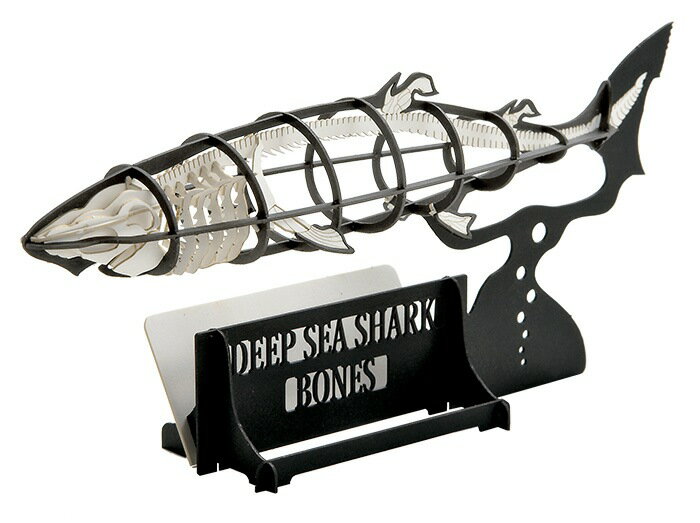 商品詳細 メーカー PazuMe（株式会社ウラノ） サイズ 組立時サイズ 約W180mm×D42mm×H82mm パッケージ 約W120mm×H242mm パーツ数 材質 特殊厚紙 商品説明 深海に生きるサメの骨格をモチーフに、 立体ペーパ...