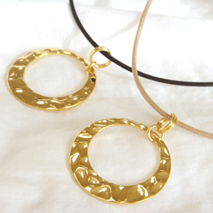 ひとつあるとコーディネートが華やかになる、大きなラウンドパーツを使ったピアスとネックレスのシリーズです！ エンボス（デコボコ）の表面が大人っぽい、大振りトップの華やかチョーカー。ゴールドの色目も高級感があり、上品な華やかさを添えてくれます。...