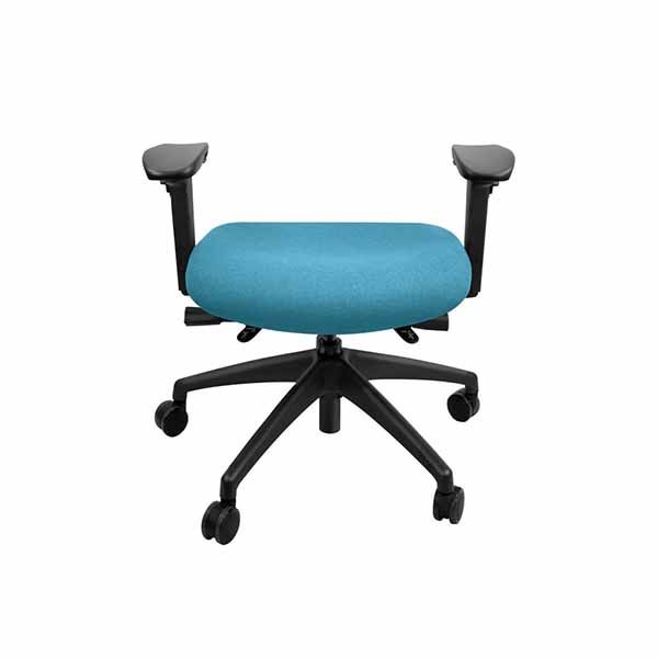 製品概要（シート部分） 製品名 Alphaeon E2 POP-S(Seat)-Blue 素材 クッション：高密度フォーム フットベース：ナイロン キャスター：PU（6cm径） 座面サイズ 53.5(W)×48(D) cm 座面高 56～6...