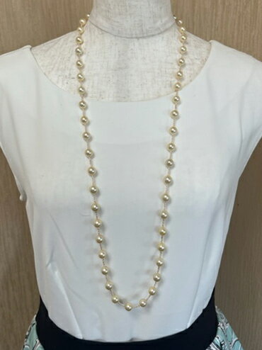 品名 あこや真珠ゴールドパールとケシのデザインロングネックレス　90cm 商品番号 10443 真珠 あこや真珠（染め）8.0-8.5mm、あこやケシ真珠（染め） 使用貴金属 留め金具：シルバー製ビーンズタイプ 真珠の色 金色系 サイズ：全...