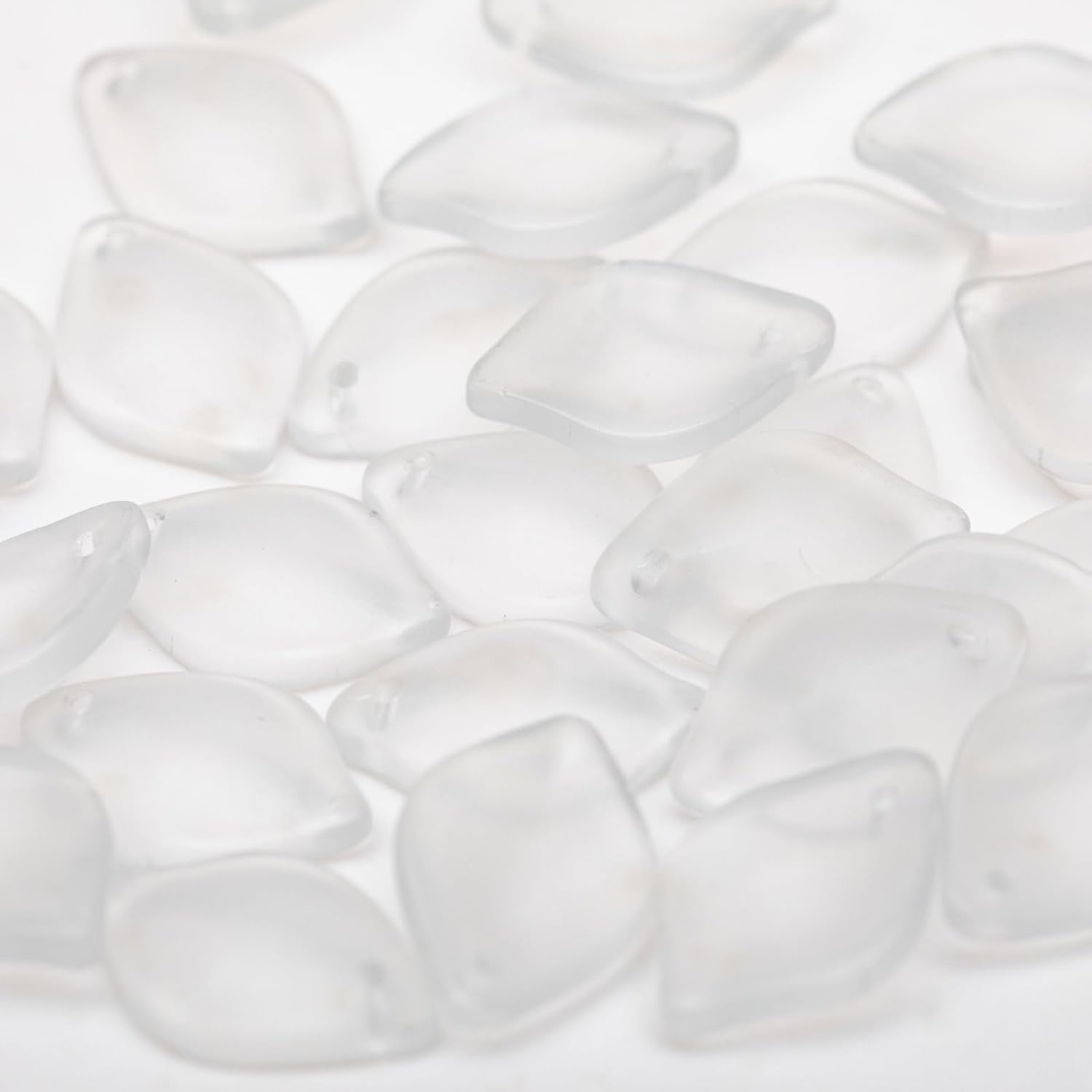 パールクリエイト ガラスビーズ 美しい花びら 30枚 18mm ホワイト 艶消し 穴あり クリスタル花びら型ガラスビーズ（ホワイト/18×12mm/30枚セット） 清楚でナチュラルなホワイトカラーが魅力の花びら型ガラスビーズです。1枚でもふ...