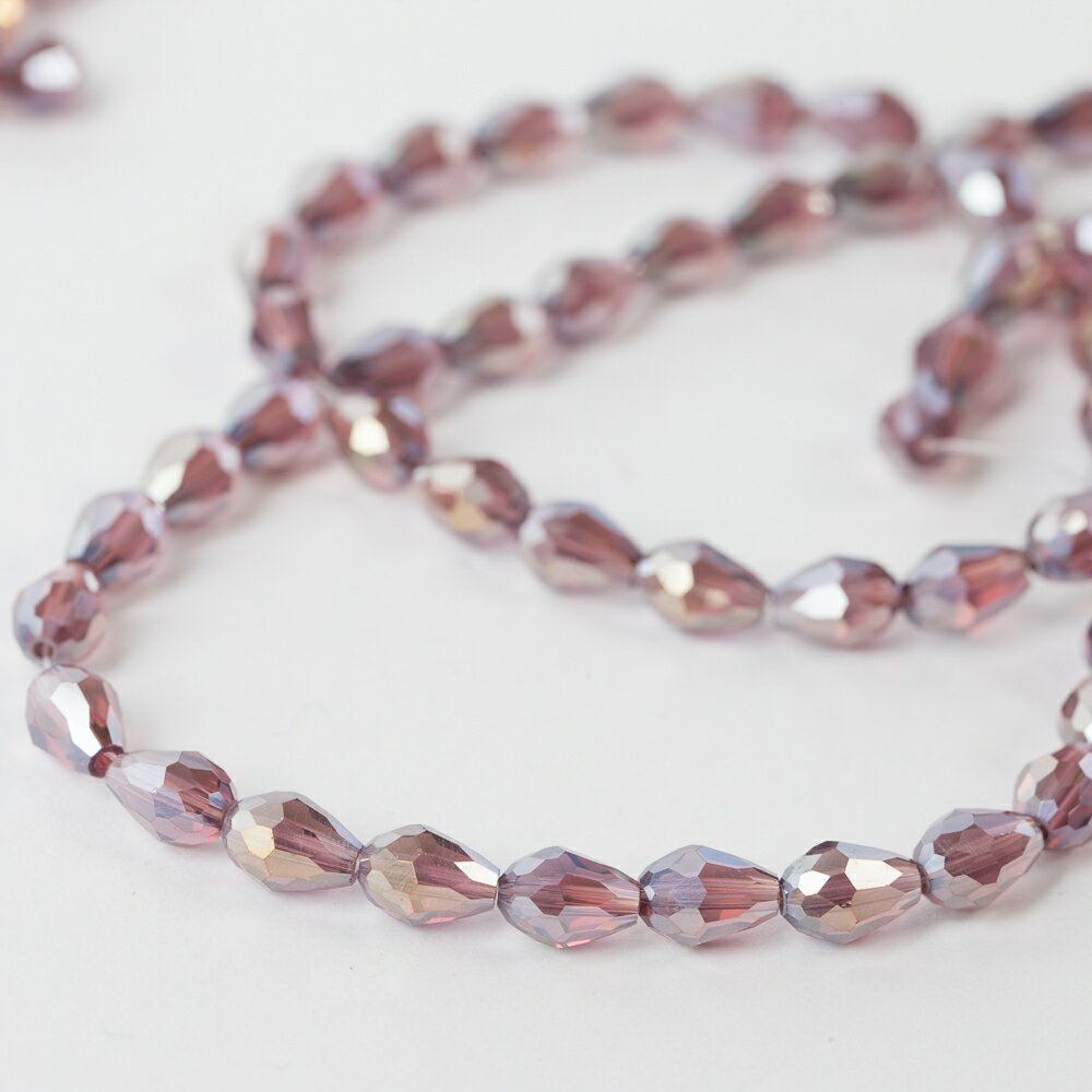 しずく型 ABクリスタルビーズ パープル 6×8mm（30個セット） エレガントな雰囲気を演出する、パープルカラーのしずく型クリスタルビーズです。 AB加工と多面カットにより、光を受けるたびに幻想的な輝きを放ちます。 アクセサリー制作のアク...