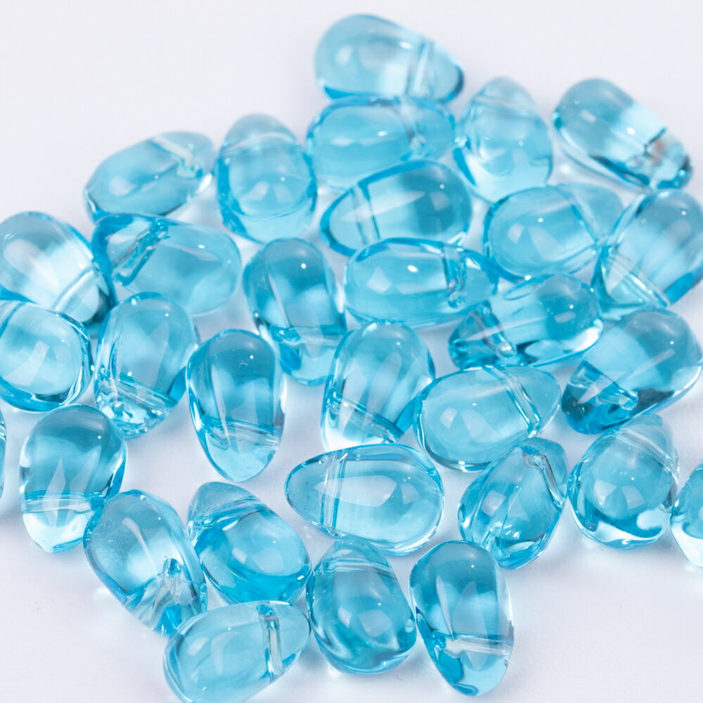しずく型 チェコガラスビーズ 9×6mm（ブルー／30個セット） 澄み渡る青空をそのまま閉じ込めたような、爽やかで透明感のあるブルーカラーのチェコガラスビーズ。 ぷっくりとしたしずく型が光を受けてみずみずしく輝き、 つるんとした質感がアクセ...