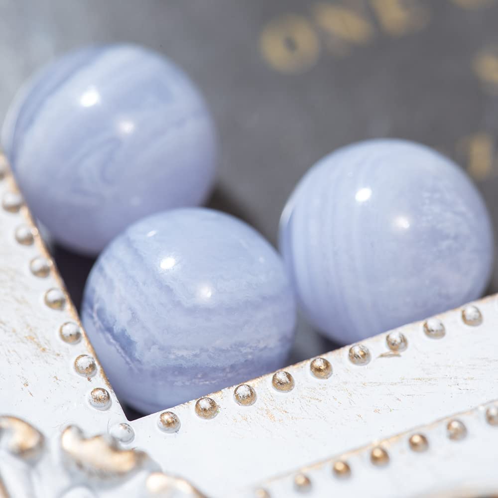 ブルーレースアゲート（青瑪瑙／青めのう）は、 淡い水色や白色が重なり、まるでレースのように見える天然石です。 水色の瑠璃（るり）に絹模様が入ったようなやわらかな表情が特徴で、繊細な印象を与えます。 開運、占い、スピリチュアル、瞑想、宇宙、願...