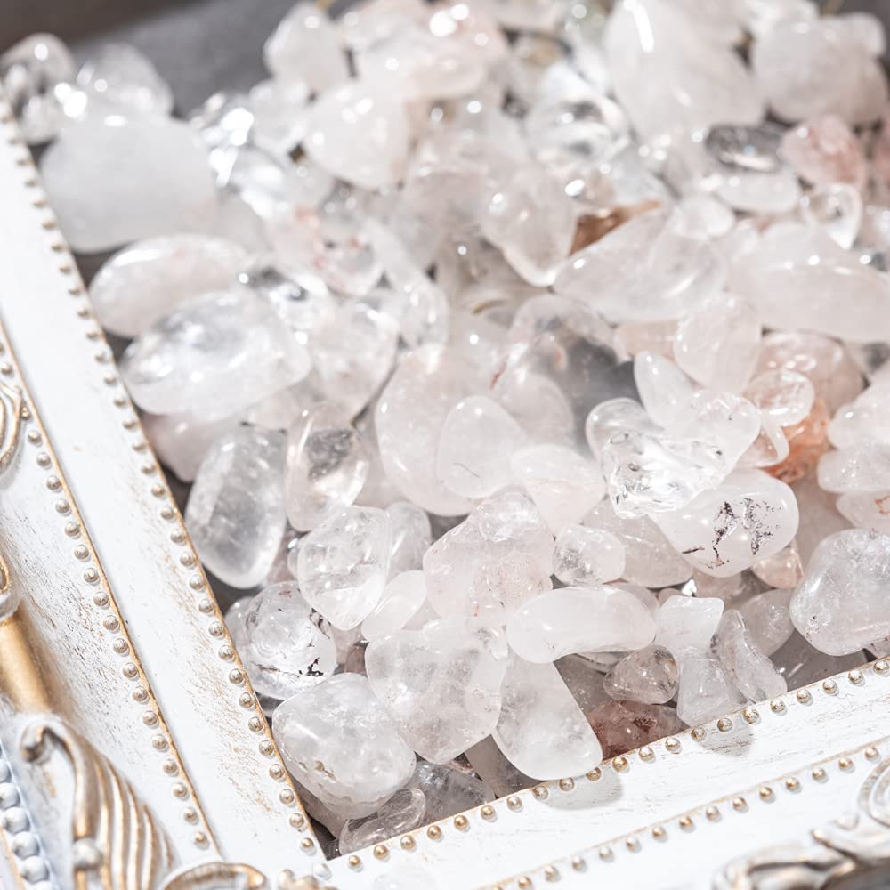 澄んだ透明感が美しい、【浄化用】の天然ヒマラヤ水晶のさざれ石です。 困難な状況下でも前へ進む力を与え、目標達成や夢の実現へと導いてくれるといわれています。 使いやすく丁度良い50gでお届け。浄化したいストーンやアクセサリーによってお好みの量...