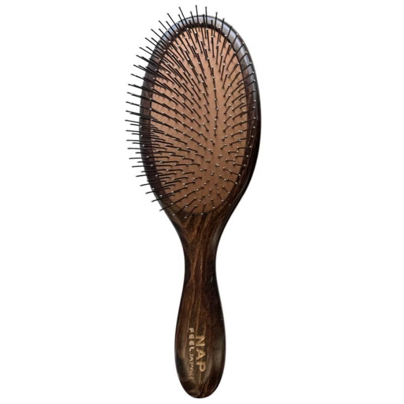 NAP パドルブラシ（チタンコーティングピン）はプロフェッショナル専用のブラシです。 耐久性、耐熱性に優れた素材を使用し製造しています。ピンにチタンをコーティング。 静電気を抑える健康な頭皮と髪へ。 ブナの木のハンドル NAP BRUSHの...