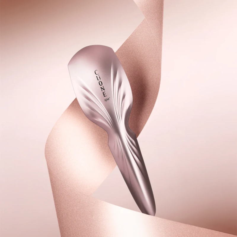 使うほどに目覚める、美の底力。 使い続けるほどに、髪にはツヤが生まれ、根元はふんわり。 やわらかな頭皮環境へ整えながら、すっきりとした印象のフェイスラインへ。 “ただとかすだけ”のルーティンに、美の新しい習慣を。 CLiONE Spa+が、...