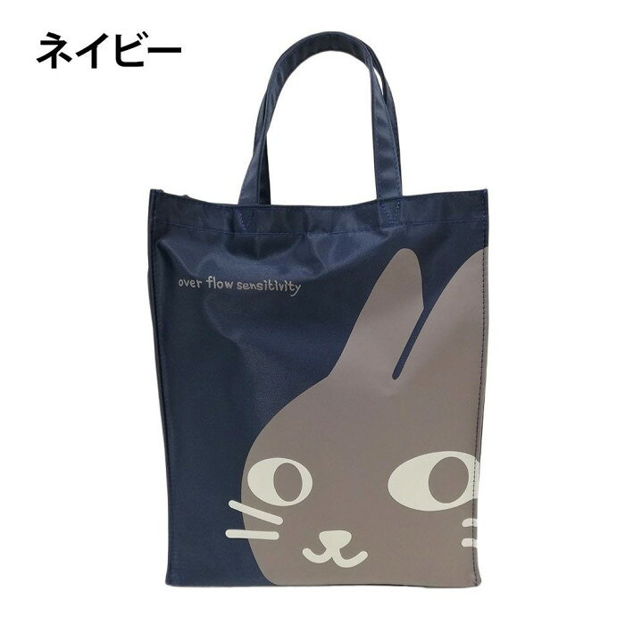 猫の大きな顔プリントがかわいい、縦型トートバッグ。ナイロンなので軽量で、雨の日でも使いやすくお手入れも楽々。中には取り外し可能な底敷が付いているので、重たい物を入れてもきれいな形をキープしてくれます。バッグ本体も自立して置くことができます。...