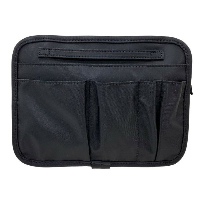 整理しやすい21個のポケットに、文房具、化粧品など大分類してまとめ、決まったポケットに収納。こうしておけばバッグを開け、ワンアクションで必要なものにたどり着けます。こまごまとしたものはポケットに縦収納して、上から見たときに何がどこに入ってい...