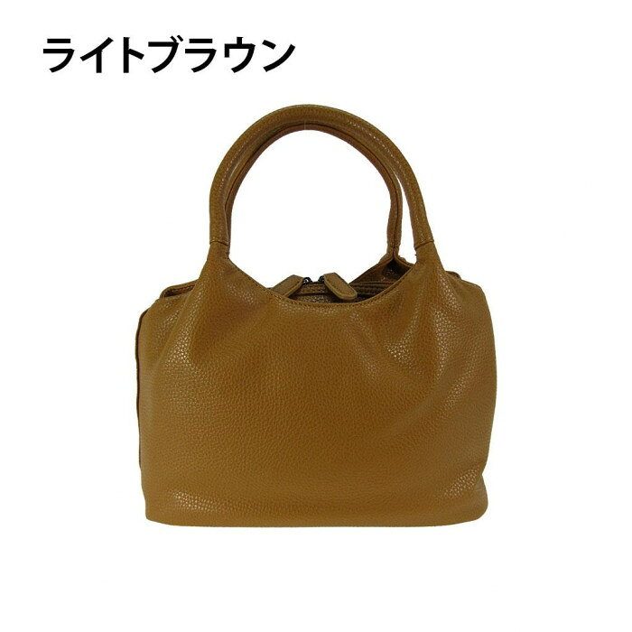 シンプルなデザインの合皮トートバッグ。小物類の仕分け収納などに便利なポケットを充実させた、機能的なフォルムが人気のロングセラー商品です。通勤や外出などのデイリーユースはもちろん、トラベルシーンのサブバッグとしてもおしゃれにお使いいただけます...