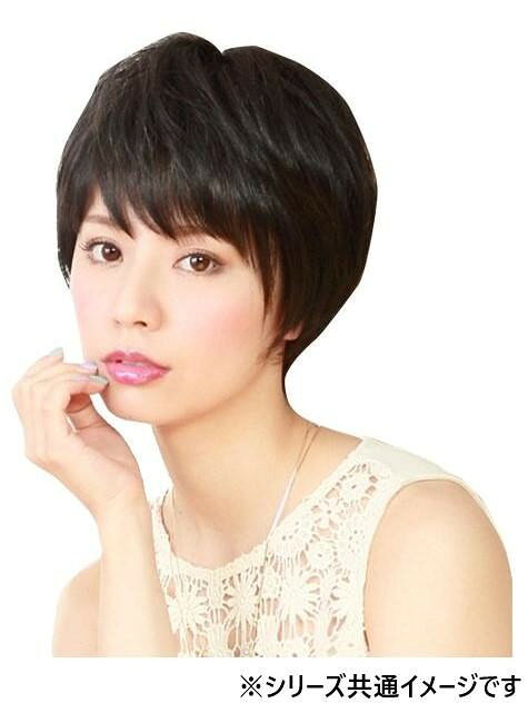 頬を包み込むようにレイヤーを入れた軽やかで動きのあるショートスタイル。自毛をまったく見せずにスッポリかぶる「かつら」タイプのウィッグ。【耐熱】耐熱温度180度、コテやカーラーで巻く場合は同封の取扱説明書をご覧ください。※130〜150度くら...