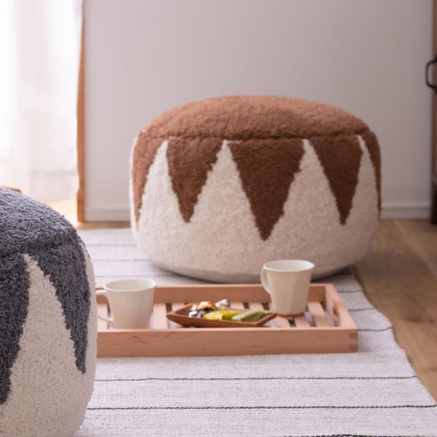 ●優しい手ざわりのラウンドスツール。 ●かわいらしいフォルムと優しい色合いがお部屋のアクセントに。 ●大きいサイズのクッションとしてや、ソファの前に置いてオットマンとしても使えます。 ●中材に発泡ビーズを使用しているので軽量。持ち運びもラク...