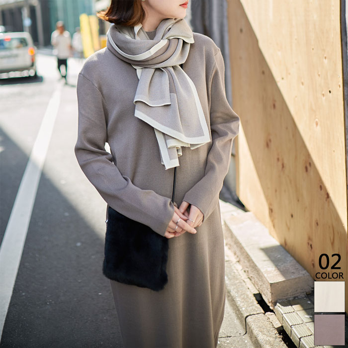 マフラー付きのボトルネックニットワンピース。 ロングレングスなワンピースはシンプルなデザインで大人っぽく、程よくゆとりのある身幅で体のラインを拾わないIラインシルエットがが女性らしさを演出してくれます。 セットのマフラーは配色デザインでセッ...