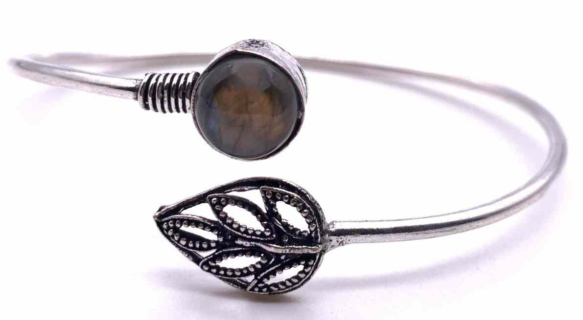 商品情報 サイズ フリーサイズ（左右に開くようになっていますので、ご自身のサイズに簡単に合わせてつけれます） バングル厚さ約0.2cm、重さ約7g 石のみのサイズ：約1.1×1.1cm 素材 ★素材：天然石、真鍮（ブラス） ★新品未使用天然...