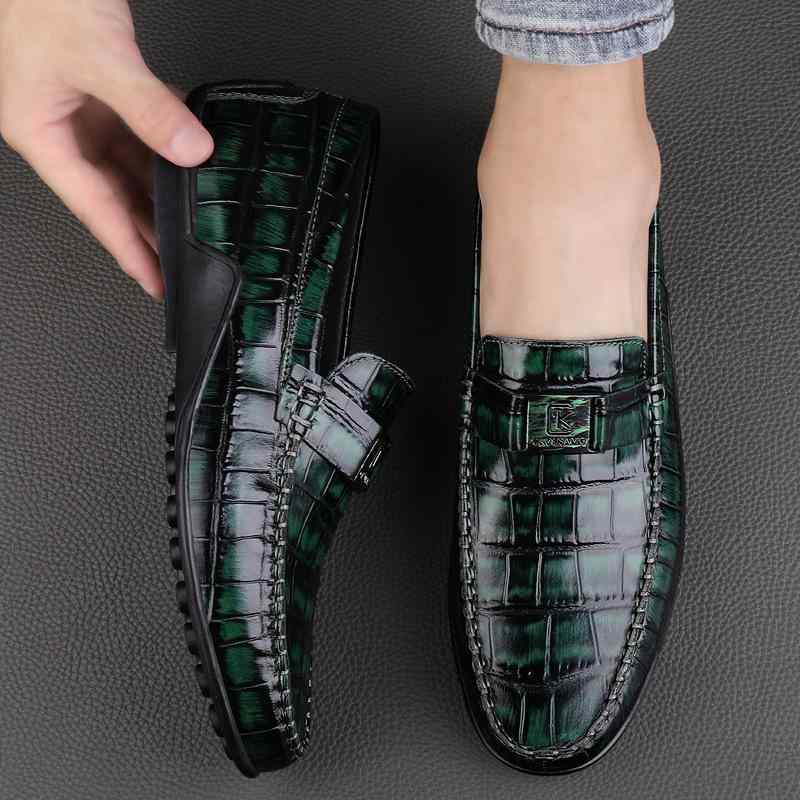 ・カテゴリ: メンズカジュアルシューズ・スタイル: ビジネスカジュアル・性別: 男性・対象年齢: 成人・アッパー素材: 本革・裏地素材: シープスキン・インソール素材: シープスキンハイポリ・靴底素材: ゴム・靴底製法: 縫製・つま先形状:...