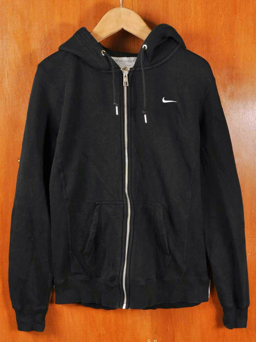 ■商品説明 USA古着「NIKE」フルジップスウェットパーカです！ブラックベースにワンポイントロゴ刺繍などがとても良い雰囲気です！使い勝手の良い1枚ですので本当にお勧めです！ ■状態 USEDグレード［B］ 1. ボディ：洗濯等による薄い色...