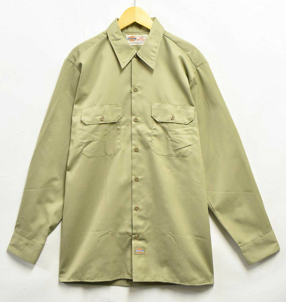 ■商品説明 「Dickies」の長袖ワークシャツです！少しグリーンがかった絶妙カラーなどがとても良い雰囲気ですのでコーディネートの即戦力として大活躍してくれます！本当にお勧めです！ ■状態 USEDグレード［新品］ ※商品タグが欠損していま...