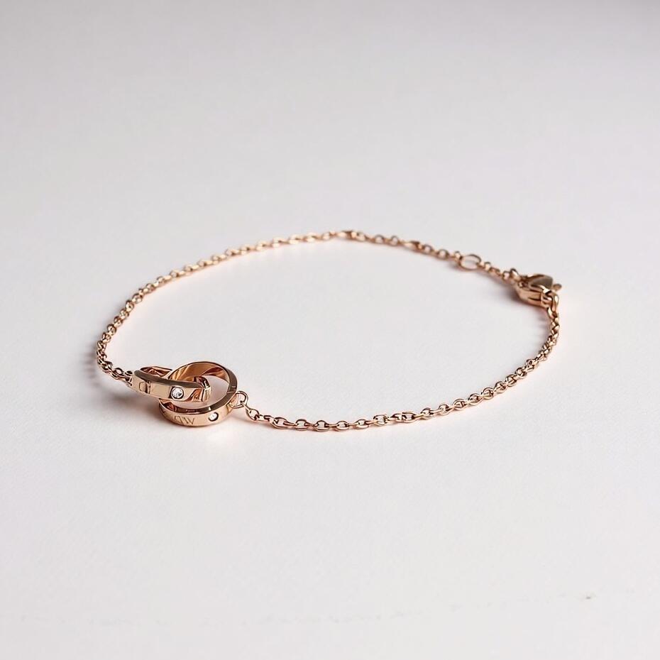 商品情報サイズ(約)155-185mm素材/材質316Lステンレススチール（PVD ローズゴールドメッキ）クリスタルカラーRose Gold(ローズゴールド)付属品ブランド純正BOX商品について※こちらの商品は、偽造品などの流通防止を目的と...