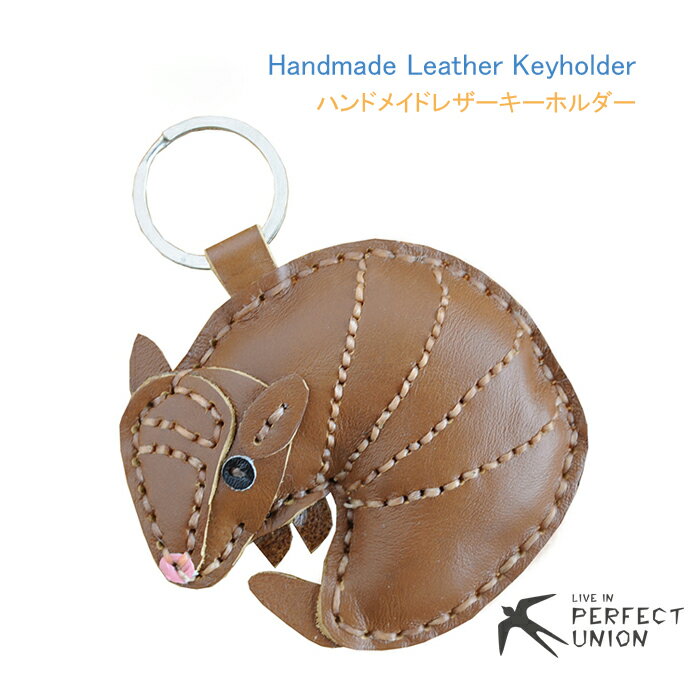 商品情報素材/材質革サイズ/寸法約90x85mm商品説明アルマジロをモチーフにしたレザーキーホルダーです。※自然由来の商品のため、商品そのものが元々持っている傷や汚れなどが見られる場合がございます。そういった部分をあえて使用することにより、...