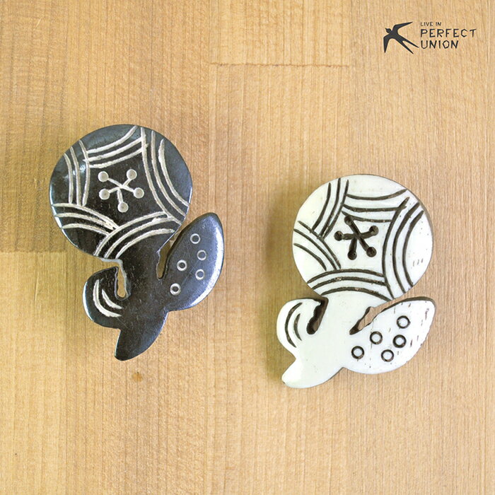 商品情報素材/材質水牛の骨サイズ/寸法約30x45mm商品説明水牛の骨を手彫りしたブローチです。※ご使用のモニター等の環境により、実際の商品と色味や質感が若干異なる場合がございます。※手彫りしているため、デザインやサイズが若干異なる場合がご...