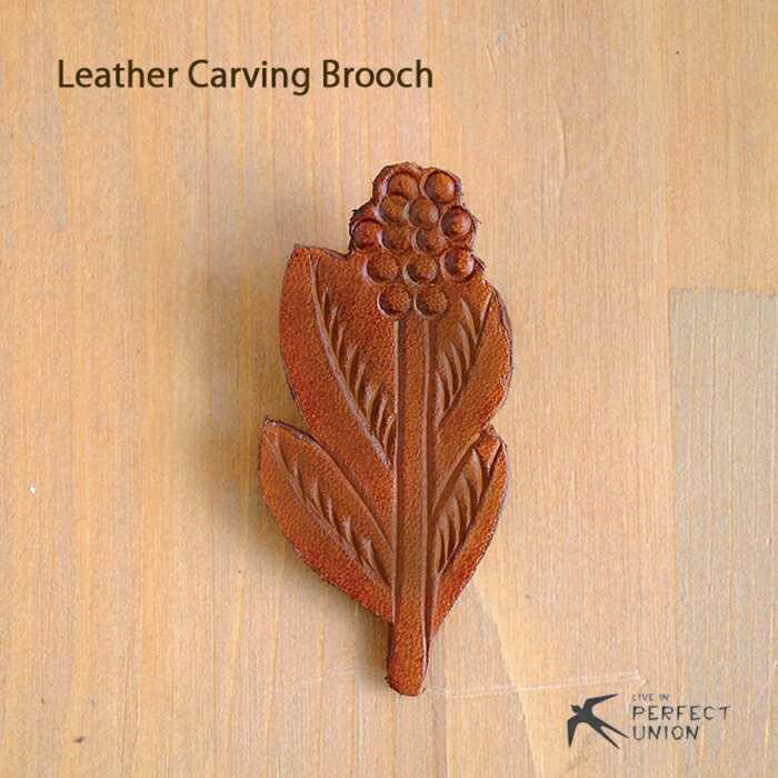 商品情報素材/材質本革サイズ/寸法約30x65mm商品説明レザーカービングブローチ。※ご使用のモニター等の環境により、実際の商品と色味や質感が若干異なる場合がございます。※自然由来の商品のため、商品そのものが元々持っている傷や汚れなどが見ら...
