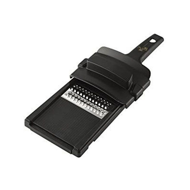 ●メーカー名：関孫六 / sekimagoroku(セキマゴロク)●商品名：関孫六 ワイド千切り器 太 ＃000DH3306●メーカー品番：000DH3306●JANコード：4901601388961商品の保証は、メーカー保証書の内容に準じ...
