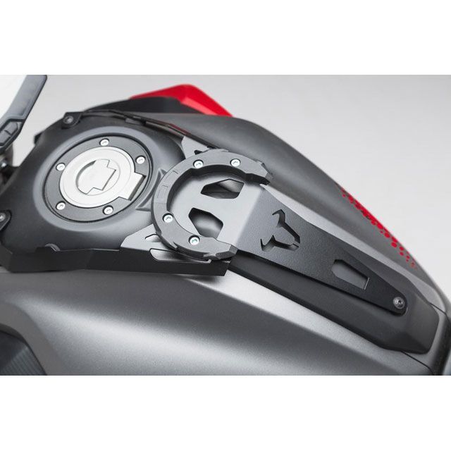 ●メーカー名：SWモテック / SW-MOTECH(エスダブリューモテック)●商品名：QUICK-LOCK（クイックロック）EVO タンクリング アダプターキット、ブラック、tank filler neck without screws●メ...