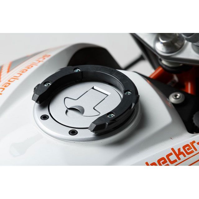 ●メーカー名：SWモテック / SW-MOTECH(エスダブリューモテック)●商品名：QUICK-LOCK（クイックロック）EVO タンクリング、ブラック●メーカー品番：sw_TRT_00_640_21000B商品の保証は、メーカー保証書の...
