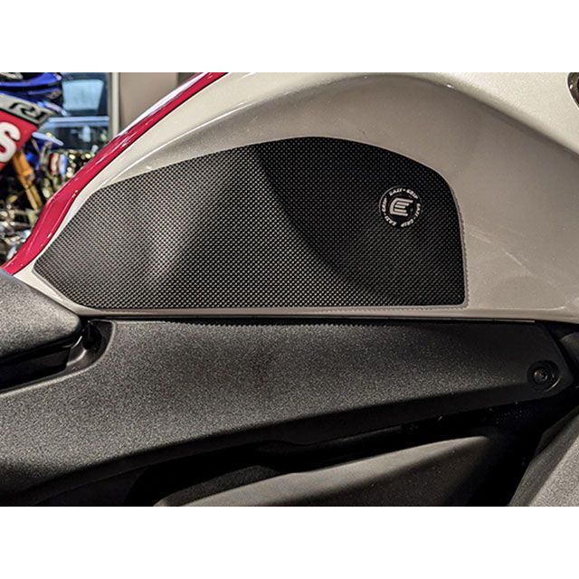 ●メーカー名：アールアンドジー / R&G●商品名：Eazi-Grip タンクグリップ「PRO」（ブラック）●メーカー品番：RG-PRO945BL●JANコード：4580779598299当商品はお客様ご注文後の海外輸入となります。通常時で...