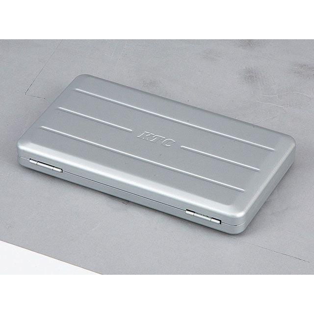 ●メーカー名：ケイティーシー / KTC(ケーティーシー)●商品名：EKB-3 メタルケース●メーカー品番：EKB-3●JANコード：4989433823898商品の保証は、メーカー保証書の内容に準じます。●材質スチール製●重量600g●仕...