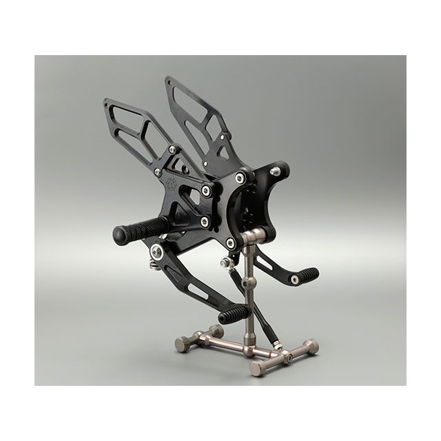 ●メーカー名：Kファクトリー / K-FACTORY(ケイファクトリー)●商品名：ライディングステップ スーパーブラック（Z900RS）●メーカー品番：179MZBR130R●JANコード：4582215613153商品の保証は、メーカー保...