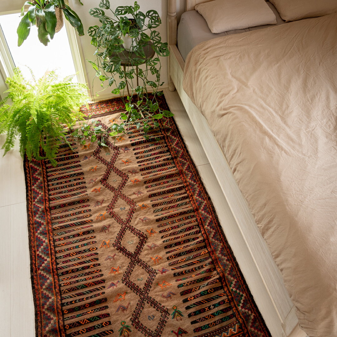 商品説明イラン産の手織りキリムです。手織りの為、サイズやデザインに若干の歪みがございます。手織りの味わいとしてお楽しみください。サイズ110×212cm産地ホラサン素材ウール100%織り方ソマク織商品番号kilim_K71_NE