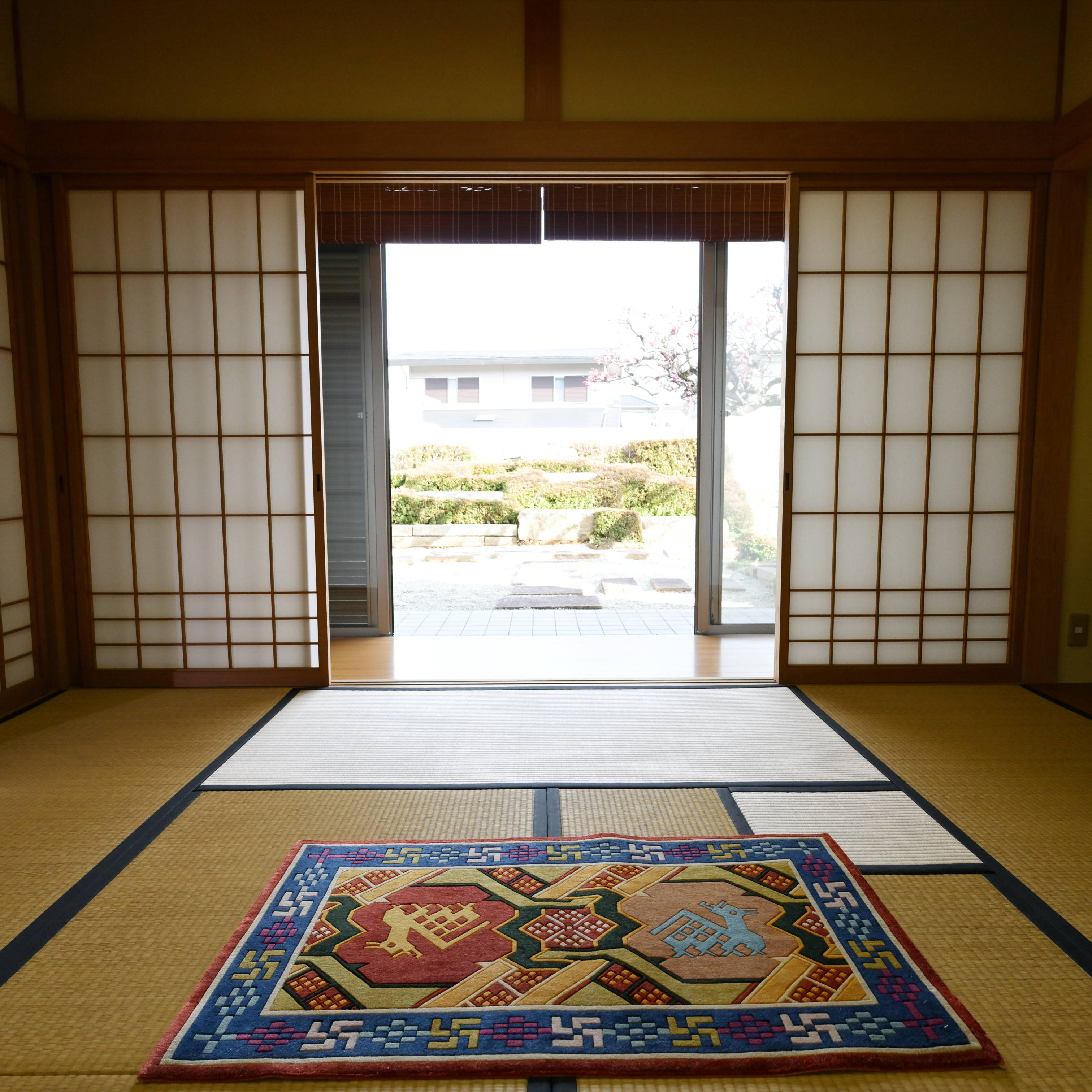 【中国段通 シルク(絹100%)手織り 龍村／有栖川鹿文】 この文様は、名物裂の一つである有栖川錦一連の内、前田家伝来の鹿文様をもとにしたものであります。お玄関が上品に様変わり。またパールトーン加工によりお茶、水などからもガードされています...