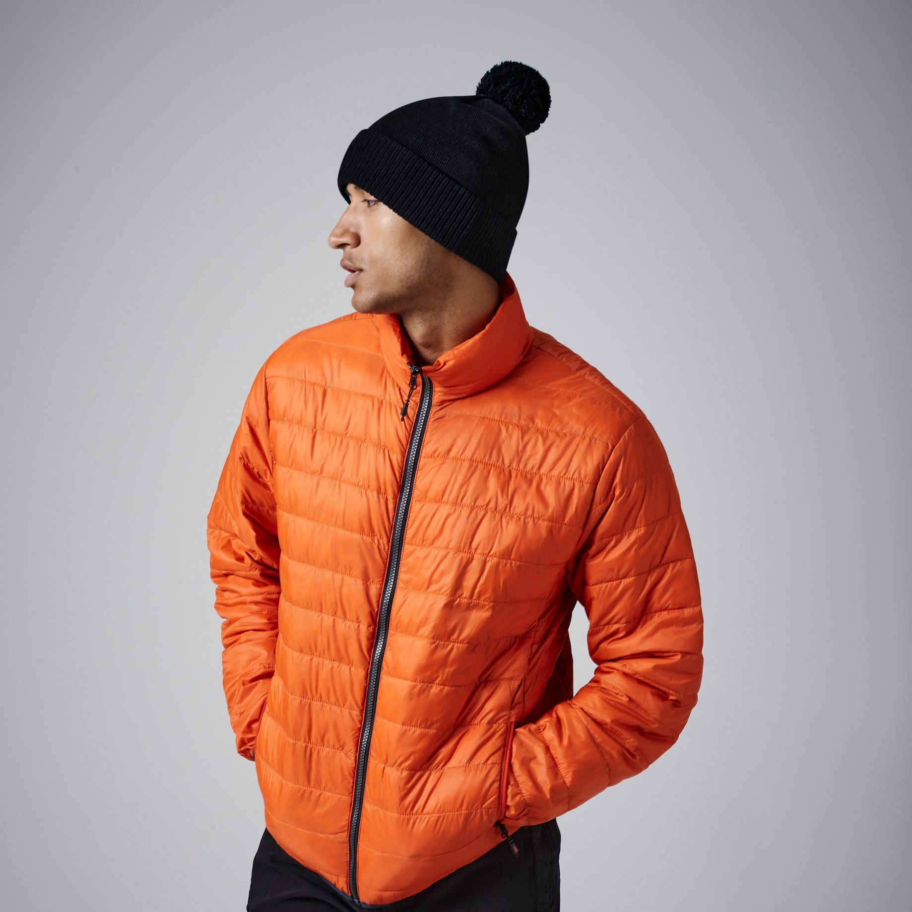 商品説明 ・ 素材: アクリル100%。・ 裏地: ポリエステル100%。・ ライニング:マイクロフリース。・ デザイン: ニット。・ フェイクファーポンポン、折り返しリブ、取り外せるラベル。・ 素材のテクノロジー: 多少の雨なら難なく弾く...