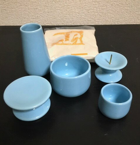 可愛らしい仏具セットです【仏具サイズ】 花瓶高さ83mm ローソク立て幅50mm 供物皿60mm 水入れ高さ32mm 香炉幅60mm 香炉灰180g