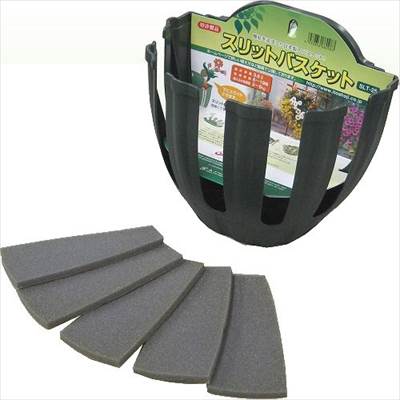 花株を植え込む際、上部から根鉢を崩さずに側面に植え込む事ができます。小型のかわいいハンギングバスケットです。初心者の方も失敗なく簡単に植え込みができます。使用株数　6〜10株植込み後重量　3〜5kg　花苗などの植込み壁掛けバスケット花苗など...