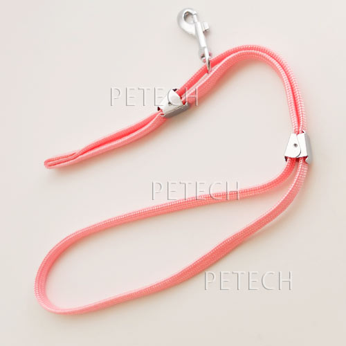 ◆この商品はメール便に対応しております。限定カラーとなります。なくなり次第終売です。小型犬から大型犬まで使えるトリミング専用リードです。わんちゃんの体高に合わせてリードの長さを調整できる商品です。ワニグチクリップでちょうど良い高さに調整して...