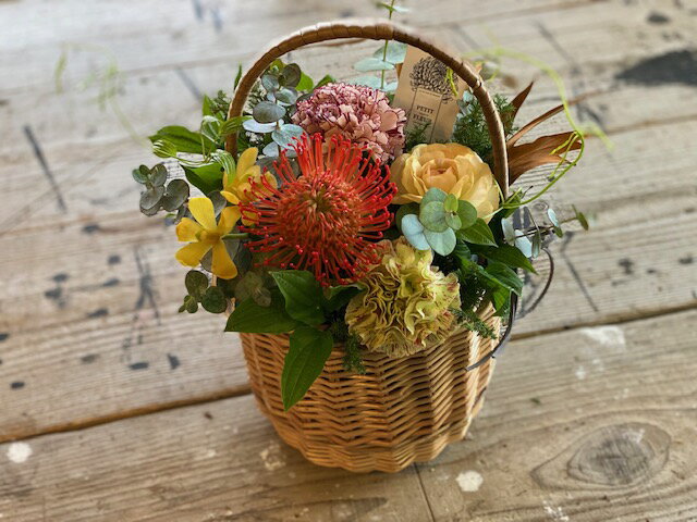 ■商品内容しっかりとしたバスケットにワイルドフラワー1本と季節のお花をアレンジしました。 お見舞いやお祝い、インテリアにどうぞ！ バスケットはお花を楽しんでいただいた後もお使いいただけます。 ■花材ワイルドフラワー1本、季節の生花■形態生花...