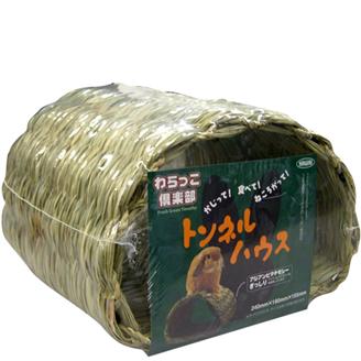 うさぎさんのためにアジアンビタチモシーをぎっしり使って、ひとつひとつハンドメイドでやさしく作ります。トンネルの形状をしているので、中でごろ～んとすることができます。「かじって！食べて！ねころがって！」をコンセプトにうさぎさんのために作られた...