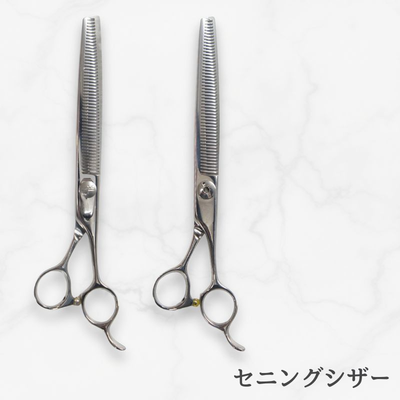 【プロの仕上がりを追求するペットトリマーの皆様へ】 圧倒的なハイパワー（高スキ率）と、繊細な質感調整のためのコントロール性を両立させた、 数量限定のプロフェッショナル・ハイパワーセニングシザーです。 大型犬の毛量調整や、サロンでの効率化を強...