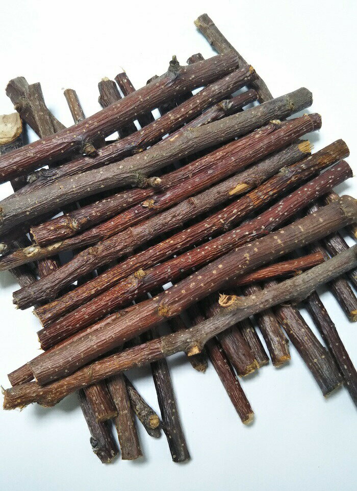 国産無添加・無着色の小動物に安心のかじり木です。 厳選した奈良産のりんごの木を使用。 ハムスター、デグー、チンチラ、モルモット、うさぎなどの「げっ歯類」のおもちゃ、歯の伸びすぎ防止、ストレス解消に最適です！ ●サイズ・容量：細枝 70g(直...