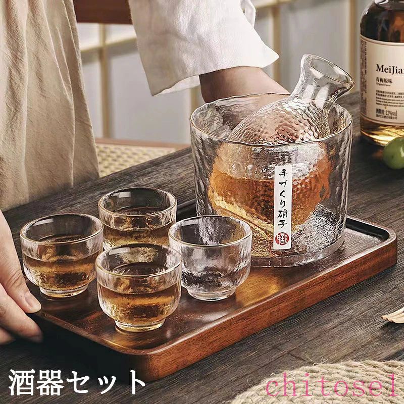 ◆【素材】ガラス ◆【酒器セット】徳利1個、酒器4個、温酒器1個を含む6個セットです。 盃は、岩のような凹凸がおしゃれな模様で、ぐい呑やお猪口として風流なうつわです。おもてなしにもおすすめです。おしゃれな酒器で、冷酒だけでなく、熱燗もお楽し...