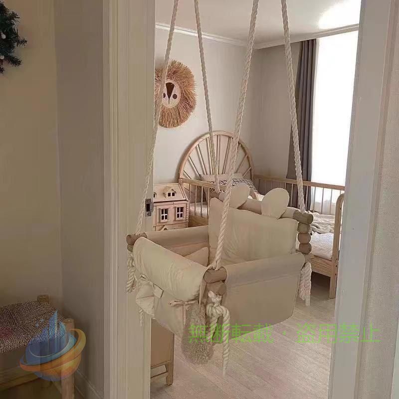 自宅のお部屋で使える！お子様大喜びのブランコのご紹介です。 自宅で遊べるので公園で他の子が使っていて、自分の番が来ない。。なんてことがありません。ブランコ好きのお子様へのプレゼントにおすすめです。 耐荷重に注意が必要ですが、クローゼットの中...