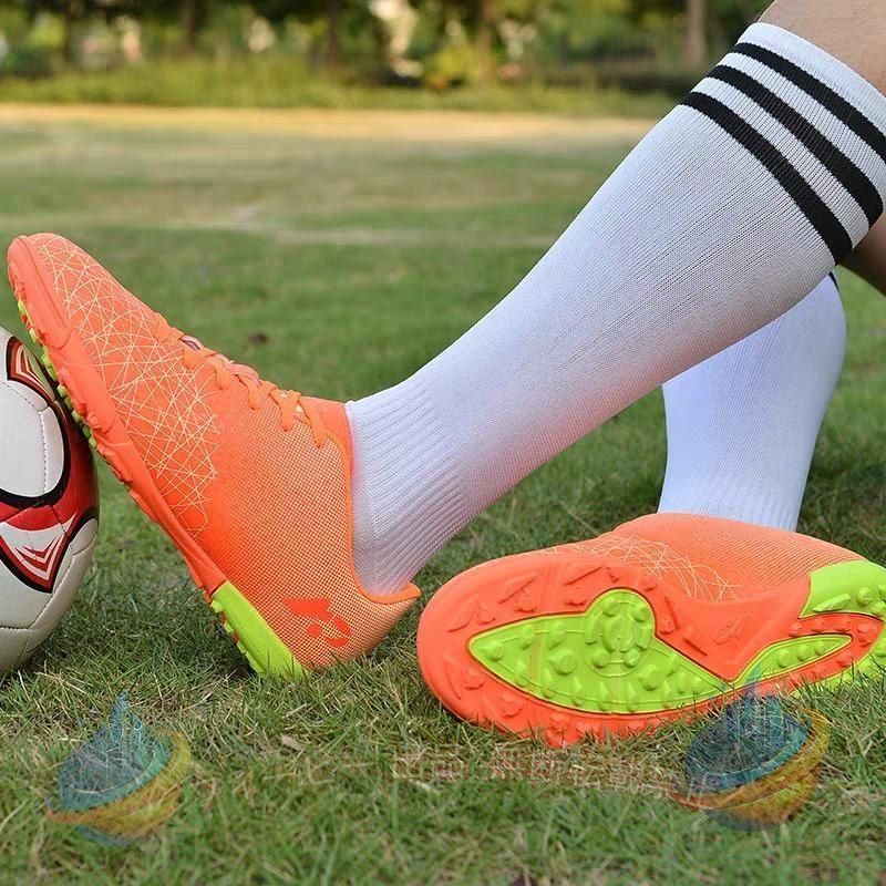 シューズ内の蒸れを抑え快適にトレーニングが行え、スポーツの快適性をさせます。抑菌防臭機能を持つので、履き心地が快適。 アッパー：人工皮革(強化合成PU) インソール：クッションインソール アウトソール：TPUゴム底 足幅：ワイド 対応グラウ...