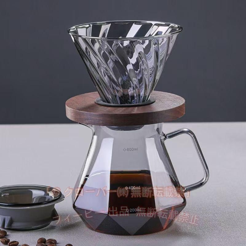 ●美しくダイヤモンドをモチーフにしたスタイリッシュなコーヒードリッパーとサーバーのセットです。 コーヒー粉の層を深くして蒸らし効果を高め、 注がれたお湯が一点に向かって 流れる耐熱ガラス製円錐形ドリッパー。 ペーパーを浮かせるスパイラルリブ...